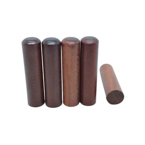 約サイズ：直径15ｍｍ　高6ｃｍ  数量：1個   状態：新品（同等品の発送） 紅檀は銘木となる木材です、耐久性、密度も高く高級木材とされております。また艶上がりもよく印材としても大変珍重されております。※こちらの印材をベースに印鑑製作は当...