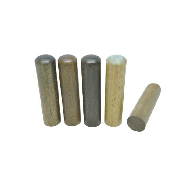 約サイズ：直径13.5ｍｍ　高6ｃｍ  数量 ：1個   状態：新品（同等品の発送） 緑檀は銘木となる木材です、耐久性、密度も高く高級木材とされております。部位によっては、緑がかった所があり面白い印象がございます。※こちらの印材をベースに印...