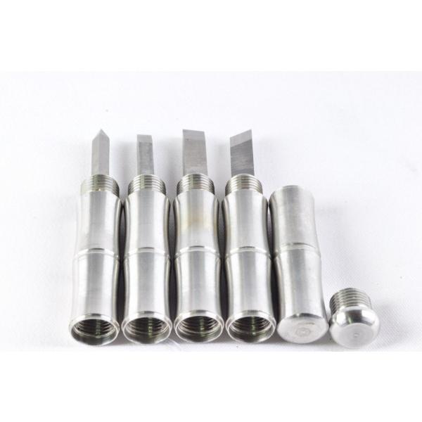 ネジ差し込み式なのでとにかくかさ張らない。使いたい刀を先端にもっていきあとはネジ込一本としてご利用するので、大変便利です。また刃はハイス鋼なので耐久性抜群です。使い終わったらキャップをすることで安全に保管もできます。サイズ：全長16.5ｃｍ...