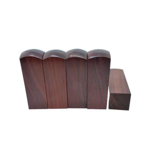 サイズ  約直径約20ｍｍ　高6ｃｍ  数量  1個   状態   新品（同等品の発送）   紅檀は銘木となる木材です、耐久性、密度も高く高級木材とされております。また艶上がりもよく印材としても大変珍重されております。※こちらの印材をベース...