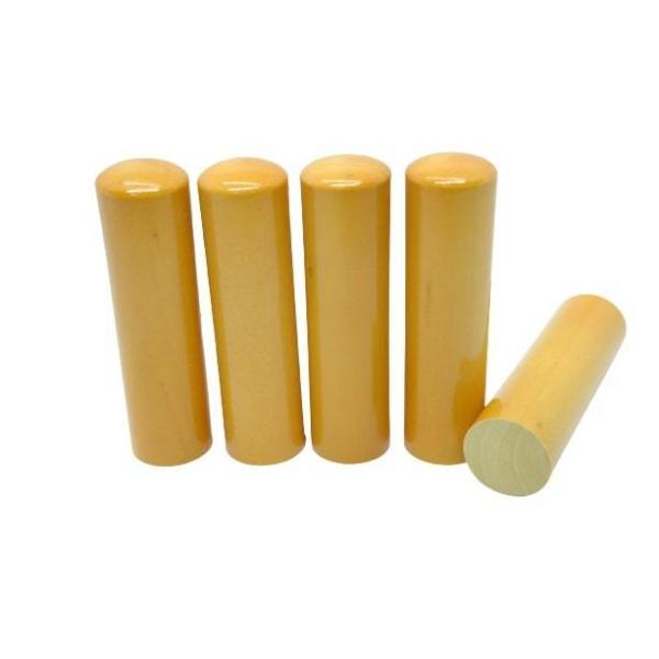 約サイズ：直径16.5ｍｍ　高6ｃｍ数量：1個   状態：新品（同等品の発送） 印鑑用素材の柘植材になります、つげは成長が大変遅く年輪が密で硬度もあり古くから印鑑に最適とされてきました。篆刻、印鑑、絵文字、などご利用いただけます。※こちらの...