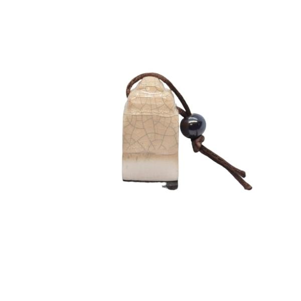 約サイズ：2.5ｃｍ角　高さ4.5ｃｍ状態：新品　数量：1個材質：陶器陶器材質の篆刻印材です、生焼きですので、篆刻刀で彫ることが可能ですが、相手が土ですので刃の消耗が激しいですので、石材用とは分けて陶器印用の篆刻刀をご用意ください。