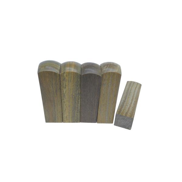 約サイズ：16ｍｍ角　高6ｃｍ  数量 ：1個   状態：新品（同等品の発送）   緑檀は銘木となる木材です、耐久性、密度も高く高級木材とされております。部位によっては、緑がかった所があり面白い印象がございます。※こちらの印材をベースに印鑑...