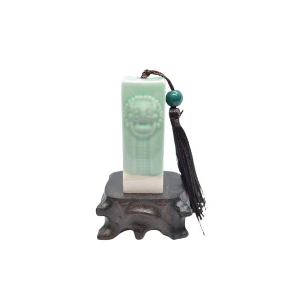 約サイズ：2.5ｃｍ角　高さ6.6ｃｍ状態：新品　数量：1個材質：陶器陶器材質の篆刻印材です、生焼きですので、篆刻刀で彫ることが可能ですが、相手が土ですので刃の消耗が激しいですので、石材用とは分けて陶器印用の篆刻刀をご用意ください。