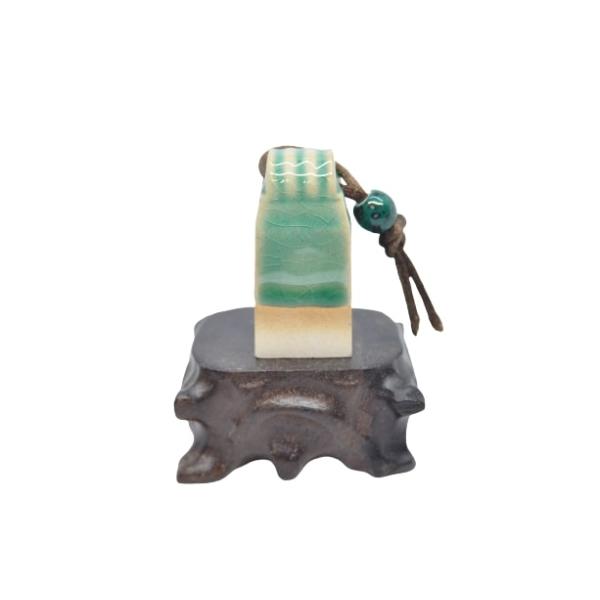 約サイズ：2.1ｃｍ角　高さ4.6ｃｍ状態：新品　数量：1個材質：陶器陶器材質の篆刻印材です、生焼きですので、篆刻刀で彫ることが可能ですが、相手が土ですので刃の消耗が激しいですので、石材用とは分けて陶器印用の篆刻刀をご用意ください。
