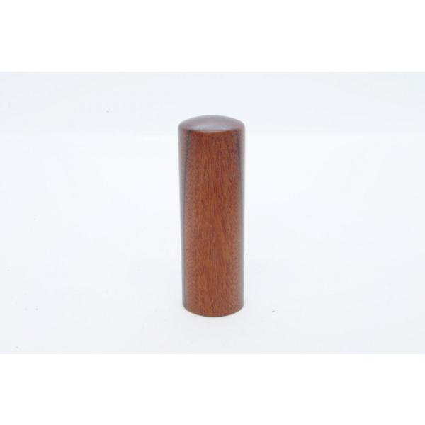 篆刻印材用の丸型木材になります。艶のある木材で硬度もありますので、身切れがいいです。ある程度は磨いてありますが、さらに磨き上げることで美しくなります。 木印製作にどうぞ。艶を出すワックスは当社が販売しております。木材用ワックスもご利用いただ...