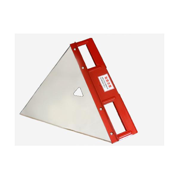 一斗缶(石油缶)を対角線上にカットして下さい。一斗缶がコンパクトにつぶれやすくなります。