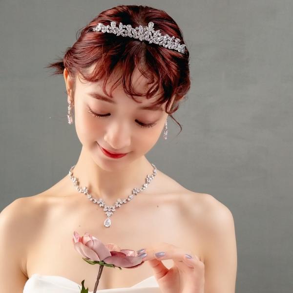 キュービック ジルコニア マーキス ティアラ マーキス・カットのフルキュービックジルコニアでキラキラ華やかなティアラです。とても上品なサイズ感です。清楚で可愛らしく花嫁様を引き立たせてくれるアイテムです。キュービックジルコニアはダイヤモンド...