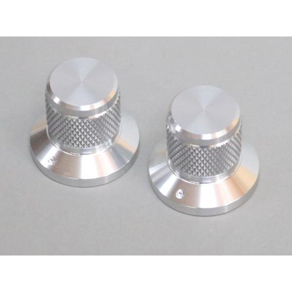 ■商品説明■・アルミ削り出しツマミ 25mm・6mmの軸用(シャフト)・色はシルバーです。・シャフトとの固定方法はイモネジで固定します。※イモネジも付属してます。■販売単位■・1セット (2個)■商品状態■・新品(未使用品)■お支払方法■・...