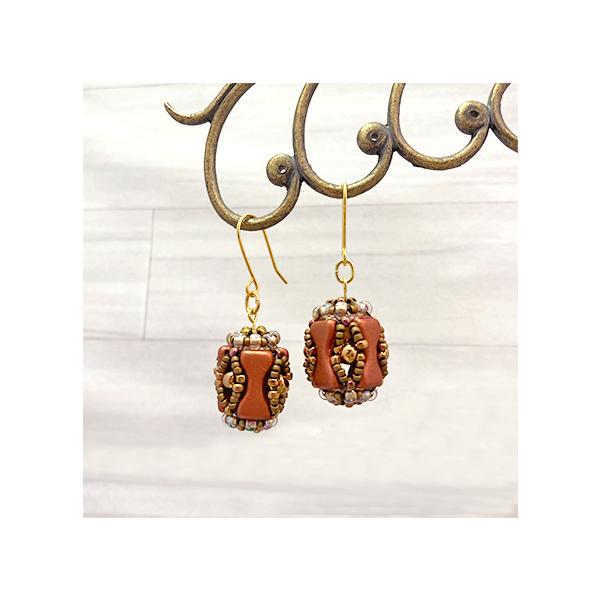 ◆商品説明◆ボウタイビーズを使ったピアス。耳の下で揺れるモチーフがきらきら輝き華やかに。カラーは赤とグレーの２種で落ち着いた雰囲気に仕上げました。◆特徴◆サイズ ： モチーフ部分約1.8cmキット内容： ビーズ・糸・イヤリング金具・パーツ・...