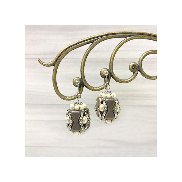 ◆商品説明◆ボウタイビーズを使ったイヤリング。耳の下で揺れるモチーフがきらきら輝き華やかに。カラーは赤とグレーの２種で落ち着いた雰囲気に仕上げました。◆特徴◆サイズ ： モチーフ部分約1.8cmキット内容： ビーズ・糸・イヤリング金具・パー...