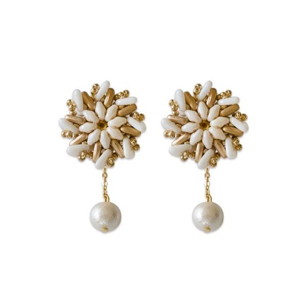 流行りのチェコメイトとスーパーデュオビーズを使ったイヤリング。耳の後ろから揺れるコットンパールがポイント。チェーンの長さは調節可能。ゴールドでアクセントをつけて。クラシカルな雰囲気に仕上げました。サイズ ： モチーフ部分約2.4cmキット内...