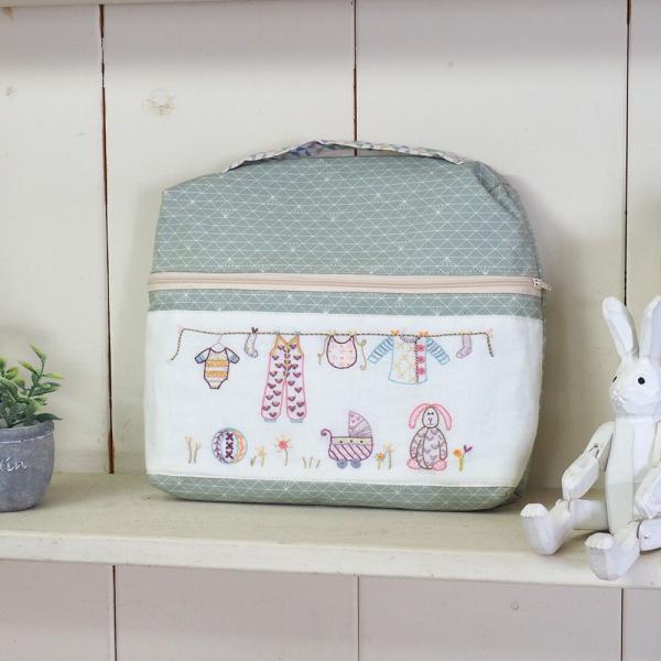 子ども服の洗濯物が描かれた図案の刺しゅうキットです。洗濯物のほかにも、乳母車やおもちゃなどが優しい色合いのステッチで描かれています。作品見本のように大きめのポーチに仕立ててベビーグッズなどの収納に、マザーズバッグや母子手帳のカバーなどにもピ...