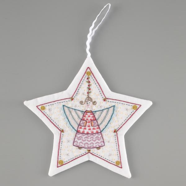 クリスマスオーナメントにぴったりのキットが登場です。星型のモチーフに天使の絵柄が描かれています。紐もついていますので、ドアや窓辺に飾って楽しめます。【内容物】　日本語訳解説書、フランス語解説書、使用糸カラーチャート、下絵印刷済み布（白）、刺...