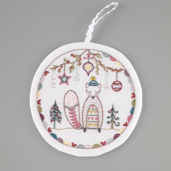クリスマスオーナメントにぴったりのキットが登場です。チャーミングなきつねがモチーフです。紐もついていますので、ドアや窓辺に飾って楽しめます。【内容物】　日本語訳解説書、フランス語解説書、使用糸カラーチャート、下絵印刷済み布（白）、刺しゅう糸...