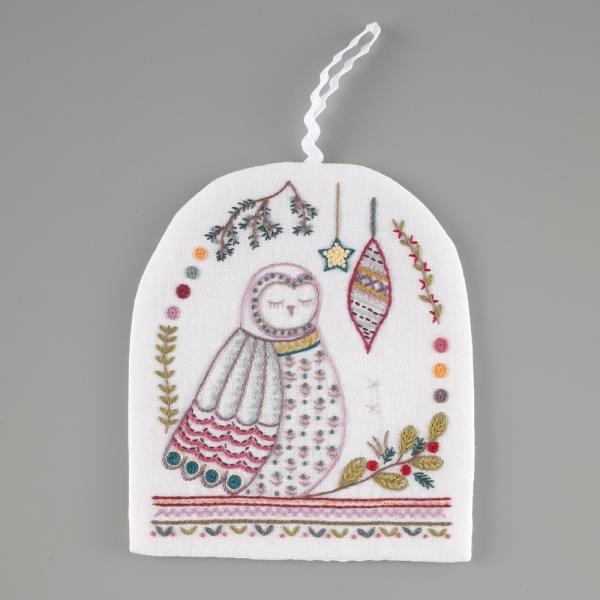 クリスマスオーナメントにぴったりのキットが登場です。森に住むふくろうのモチーフです。紐もついていますので、ドアや窓辺に飾って楽しめます。【内容物】　日本語訳解説書、フランス語解説書、使用糸カラーチャート、下絵印刷済み布（白）、刺しゅう糸、刺...