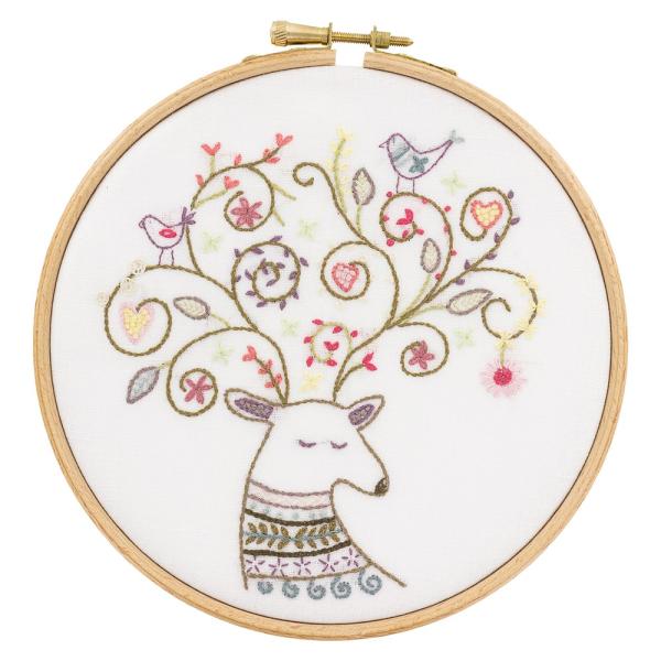 【発売日：2018年09月12日】アンシャダンレギュイユから15cmフープコレクションの登場です。こちらは鹿をモチーフにした刺しゅうキットです。鹿の角が草花で彩られます。アンシャダンレギュイユらしい優しい色合いです。【内容物】　日本語訳解説...