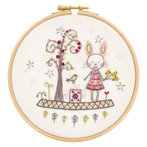 【発売日：2018年09月19日】アンシャダンレギュイユから15cmフープコレクションの登場です。森をお散歩しているうさぎ。お花を摘んだり、プレゼントを運んだり、メルヘンチックで可愛らしいデザインです。【内容物】　日本語訳解説書、フランス語...