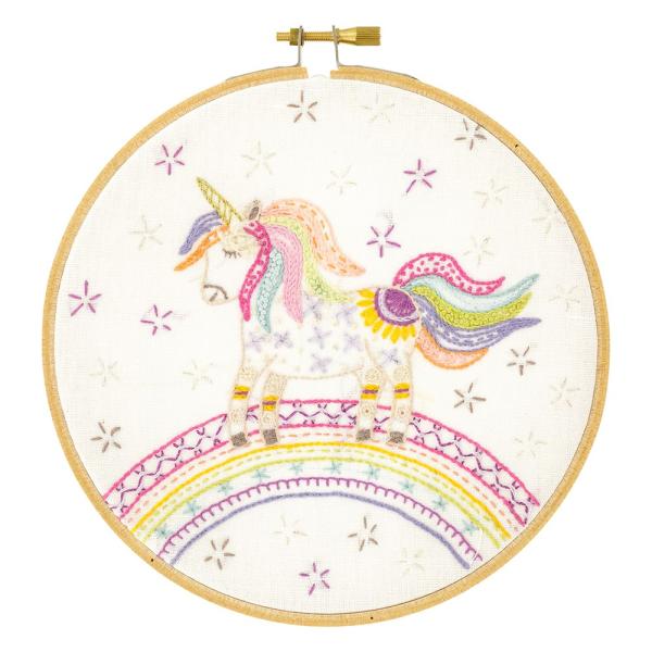 【発売日：2018年09月26日】アンシャダンレギュイユから15cmフープコレクションの登場です。幻想的な色合いが人気のユニコーン柄。パステルカラーで可愛らしいデザインです。【内容物】　日本語訳解説書、フランス語解説書、使用糸カラーチャート...