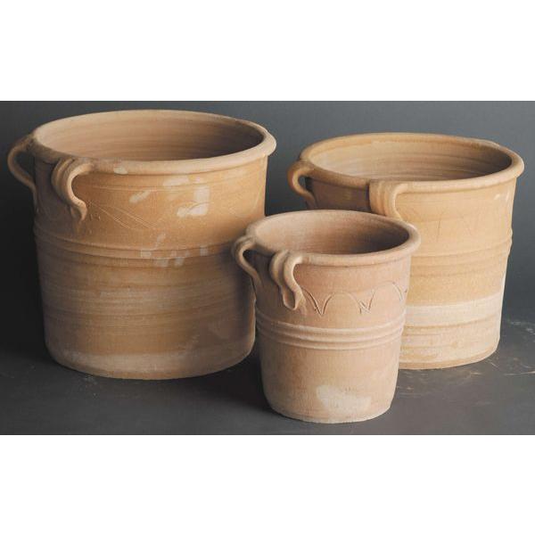 CRETE IN GREECEのテラコッタ。ギリシャ・クレタ島シリーズはハンドメイド品であるため、同じモデルでも、サイズや模様などに多少の個体差が見られる場合があります。また、窯の火の当たり具合で色味が異なる事があります。サイズ表記は概寸で...