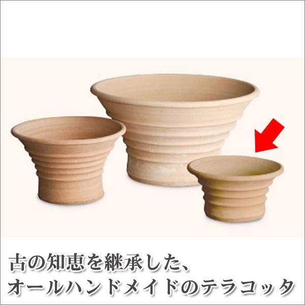 CRETE IN GREECEのテラコッタ。ギリシャ・クレタ島シリーズはハンドメイド品であるため、同じモデルでも、サイズや模様などに多少の個体差が見られる場合があります。また、窯の火の当たり具合で色味が異なる事があります。サイズ表記は概寸で...