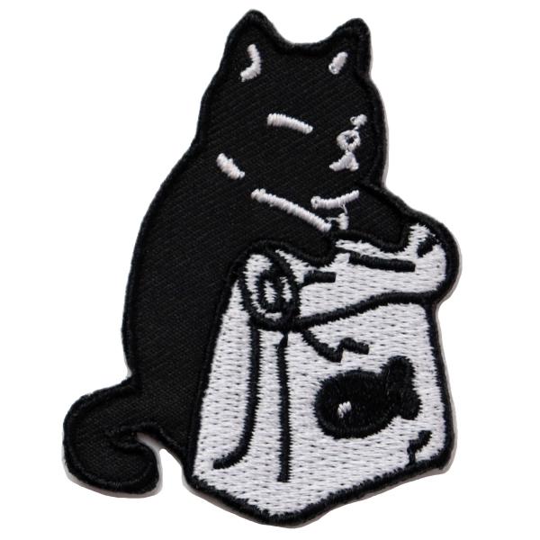 エサ袋を抱えた猫をデザインした刺繍ワッペンです。かわいいネコの姿が印象的！衣服はもちろん、布製バッグや布製スマホケースなどのドレスアップにもおすすめ。ワッペンの裏にアイロン接着シートが付いています。アイロンなどの熱圧で接着することができます...
