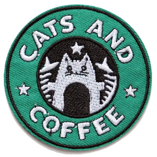猫とコーヒー（CATS AND COFFEE）で某有名コーヒーショップの看板をデザインした刺繍ワッペンです。かわいいネコの姿が印象的！衣服はもちろん、布製バッグや布製スマホケースなどのドレスアップにもおすすめ。ワッペンの裏にアイロン接着シー...