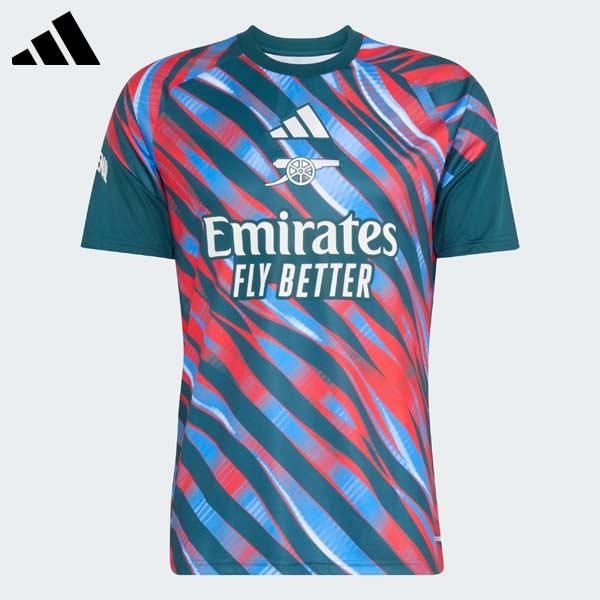 アディダス(adidas)/ウエア サッカー アーセナルFC 26/27 プレマッチジャージ トレーニング シャツ Arsenal E0085-KC0011■アーセナルFC 26/27 プレマッチジャージを着て、投光照明の下で雨の夜のエネル...