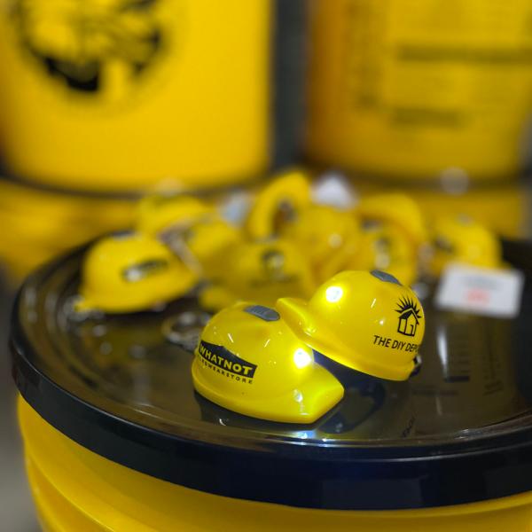 WHATNOT HARDWEAR STOREとTHE DIY DEPOTがコラボした限定キーチェーン手のひらに収まるヘルメット型のデザインは、見た目のかわいさだけでなく、実用性も兼ね備えています。スイッチで点灯するLEDライトも搭載しており...