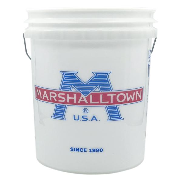 MARSHALL TOWN のオリジナルバケツ。裏側には容量の目盛付き。掃除、ガーデニング、洗車、DIY、ゴミ箱、工事用など幅広く利用いただけます。大容量５ガロン（18リットル）。重ねて収納可能。生産国：USA材質：プラスチック【注意事項】...