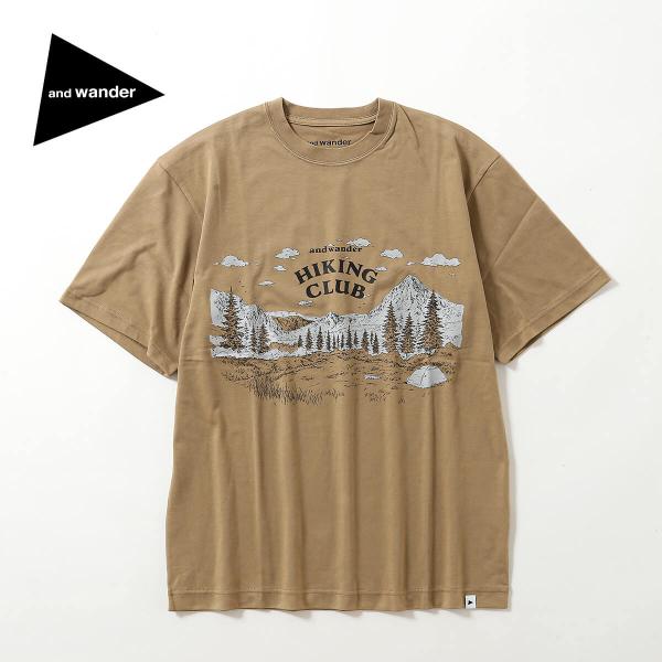 and wander HIKING CLUBグラフィックが施されたTシャツ。■ブランド名：and wander ■商品名：ハイキングクラブ T ■商品型番：5745164053 ■カラー：l.ブラウン【5745164053-054】 ■サイ...