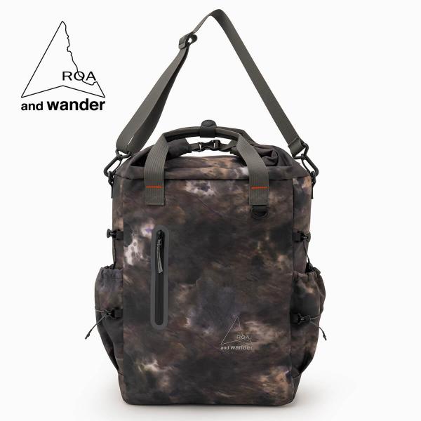 "ROA"とのコラボレーション仕様の2Wayトートバッグ■ブランド名：ROA × and wander ■商品名：2ウェイトートバッグ ■商品型番：5746985522 ■カラー：カモ【5746985522-403】 ■サイズ：ONESIZ...