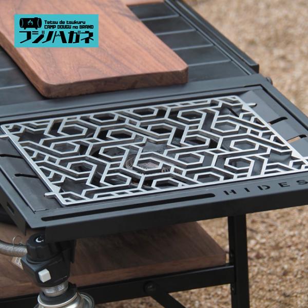 フジノハガネの代表的な五徳『六花』。■ブランド名：フジノハガネ ■商品名：ロッカジャナクテリッカFB ■商品型番：― ■カラー：ー ■サイズ：縦31cm×横22cm厚み4.5mm ■素材：鉄 ■重量：約760g ■生産国：日本（岡山県） ロ...