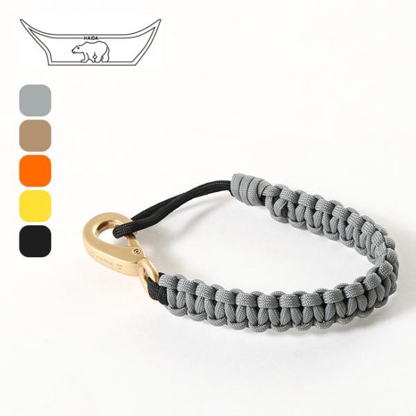 キーホルダーやIDカードケースのストラップとして便利なオールハンドメイドのストラップ。キャンプの際はもちろん、普段使いまでさまざまなシーンで活躍してくれます。長さは約33cmで、片方にはカラビナが、もう片方にはループが付属します。■ブランド...