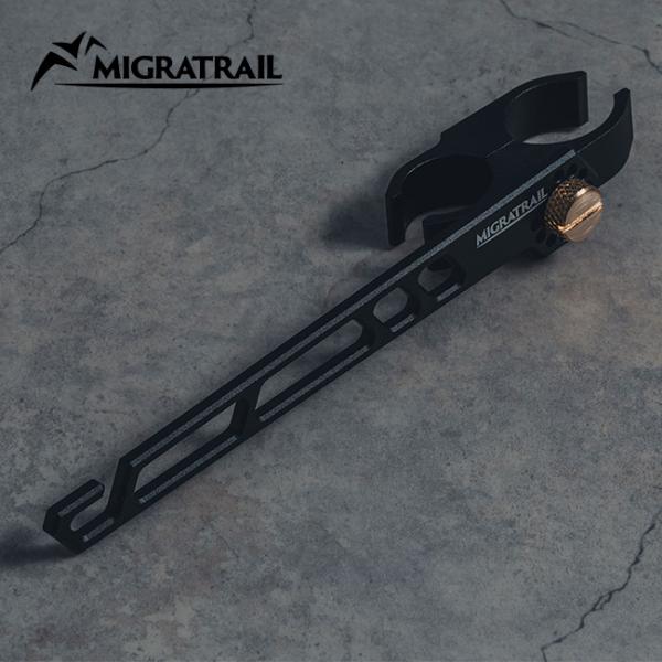 大径メインポールにクランプし、高い位置での使用を想定した存在感のあるデザインのマルチハンガー。ポールからの距離がとれ、大きなシェードのついたランプもポールと干渉する事なく設置可能。 ■ブランド名：MIGRATRAIL ■商品名：アドハンガー...