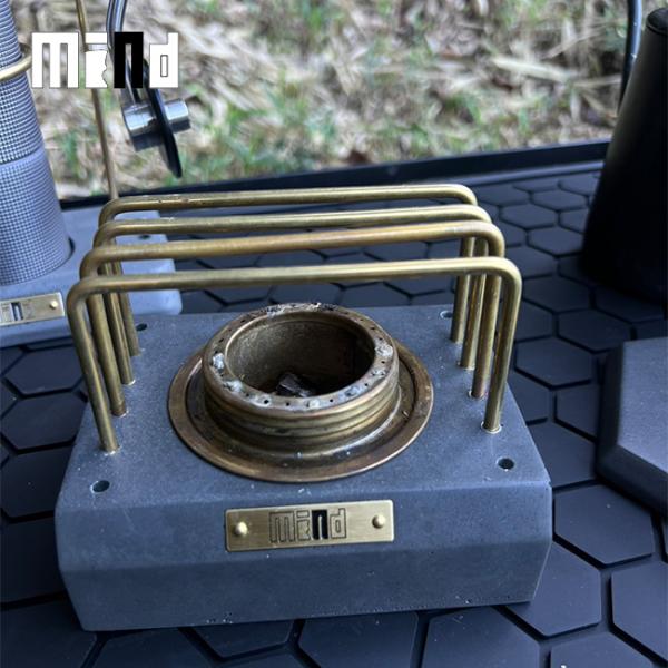 モルタルと真鍮で仕上げたアルコールストーブベース■ブランド名：mind ■商品名：モルタルアルコールストーブベース ■商品型番：― ■カラー：ー ■サイズ：W120×D92×H85mm ■五徳サイズ：W100×D45〜70×Ｈ50mm ■素...