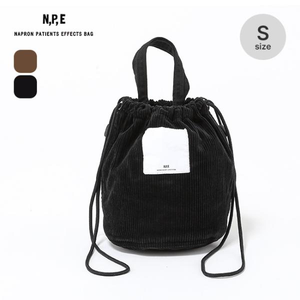 季節感のある風合いが魅力のコーデュロイ素材を使用したバッグ。■ブランド名：N.P.E NAPRON PATIENTS EFFECTS BAG ■商品名：コーデュロイペイシェントバッグ S ■商品型番：NPE02-2109S ■カラー：D.ベ...