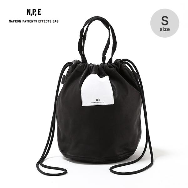 日本製、牛革のウォッシャブルレザーを使用したバッグ■ブランド名：N.P.E NAPRON PATIENTS EFFECTS BAG ■商品名：カウレザーペイシェントバッグ S ■商品型番：NPE02-0404S ■カラー：ブラック ■サイズ...