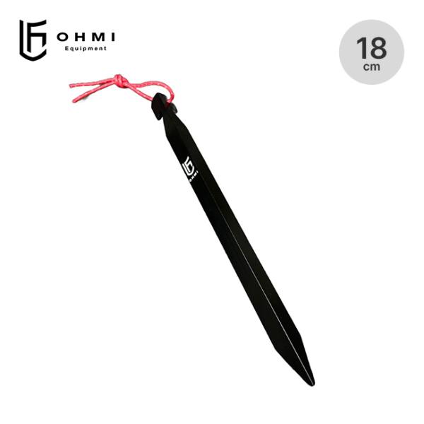 「OHMI」ロゴ入りアルミ製V字ペグ。■ブランド名：OHMI Equipment ■商品名：Vシェイプペグ ■商品型番：― ■カラー：ブラック ■サイズ：18 x 1 x 1 cm■素材：アルミニウム、ダイニーマ■重量：13g■生産国：ー ...