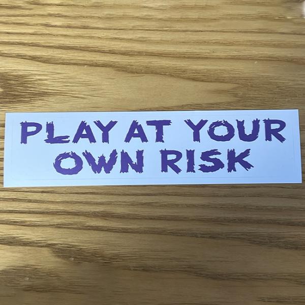 「PLAY AT YOUR OWN RISK」。アウトドア業界のトップスタイリストであり、バリカンズ、林業など常にアウトドア業界のファッションスタイルを牽引している岡部文彦氏のステッカー。「自己責任にて」という常にアウトドアに付きまとう言葉...