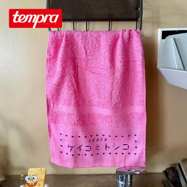 「スナック ケイコとトシコ」鹿児島出張記念として製作された、オリジナルのタオルです。■ブランド名：tempra cycle ■商品名：スナック ケイコとトシコ タオル ■商品型番：― ■カラー：ピンク ■サイズ：縦880 × 横330 mm...