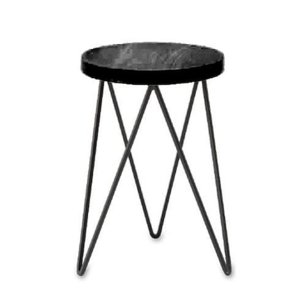 異素材の組み合わせが趣のある雰囲気を演出 ブラックウッドは一見無機質のようにも感じますが、さりげなく残る木の質感や、風合いが心地よく感じられます。温かみのある天然素材と無機質なアイアンという2つの異素材の組み合わせが、シンプルながら趣のある...