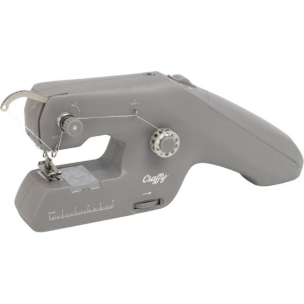 ハンディーまたは置き型で使える２WAY設計。どこでも持ち運べる小型のミシンです。