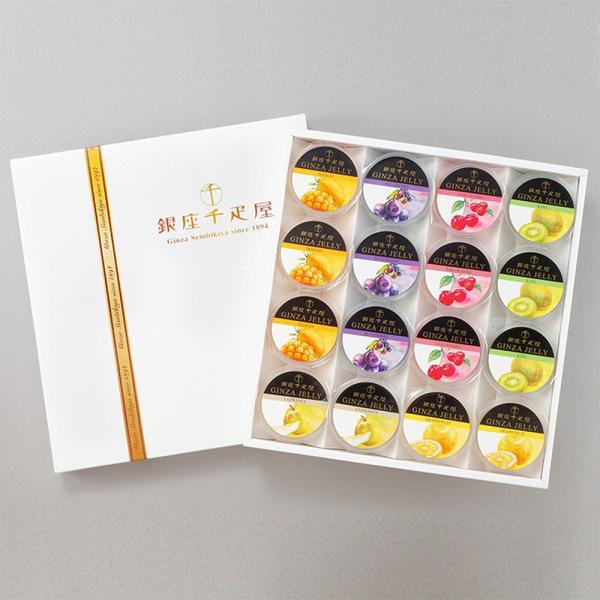 果物の味をそのまま生かし、上品でフルーティな香りと優しい甘みに仕上げた、銀座千疋屋オリジナルのフルーツゼリーの詰め合わせです。●内容量マンゴー、キウイ、ブルーベリー、さくらんぼ各75g×各3個、グレープフルーツ、ラ・フランス各75g×各2個...