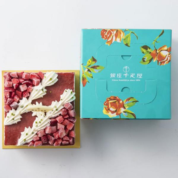 濃厚なバニラアイスに、甘酸っぱいストロベリーソースをミックス。底に敷きつけたキャラメルクランチのサクサク食感がアクセントです。いちごたっぷりで、見た目にも華やかです。●内容量110ｍｍ四方