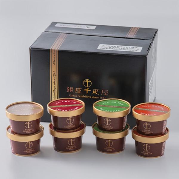 口どけなめらかなチョコアイスに、香り豊かなフルーツやナッツを加えた銀座千疋屋オリジナルのショコラアイス。程良い甘さとコク深い味わいをお楽しみください。●内容量ホワイトチョコ（ストロベリー・レーズン）、ミルクチョコ（オレンジ・ピスタチオ）各9...