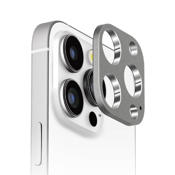 カメラレンズ周りをキズから守るiPhone 16 Pro / 16 Pro Max 3眼カメラ用 カメラレンズフレーム アルミ/シルバーです。軽くて丈夫なアルミニウム素材を採用。カメラレンズ部分が空いている為、撮影時の画質に影響がありません...