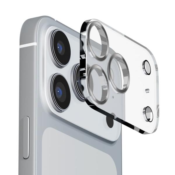 「PG-25DCLG03SV」は、色鮮やかなカメラレンズのフチが特徴的なiPhone 17 Pro Max用 カメラフルプロテクター クリア／メタルシルバーです。光線透過率96%の表面硬度10H光沢ガラスと薄くて耐久性に優れたアクリル素材で...