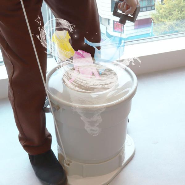 電気がいらない手動脱水機！人力だからどこでも使えて、強弱も自分で調整できます。脱水するのに電気は不要！自分で回すのにしっかりと水を切れる脱水機「ミズキリスピナー」です。手で絞るには限界のある大きなバスタオルや厚手の服でもしっかり脱水。強弱は...