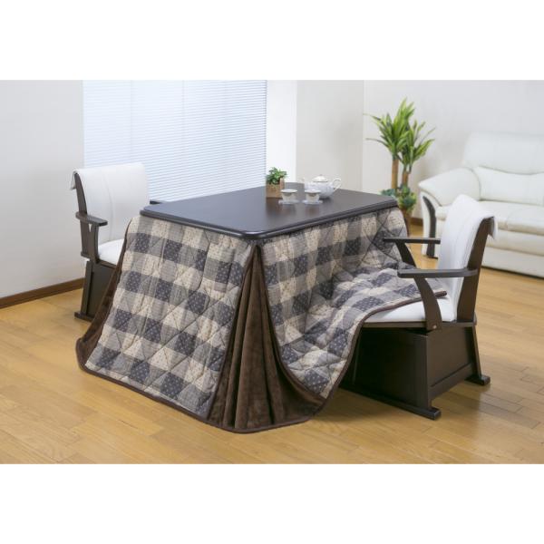 冬はこたつ、春〜秋はダイニングテーブルで一年中大活躍！●布団は独特の凹凸で肌触りのやさしいしじら織の面と撥水加工を施したフランネル面のリバーシブル仕様。リモコンが入るポケット付き。フランネル面は撥水加工仕様。●チェアの背もたれはソファのよう...